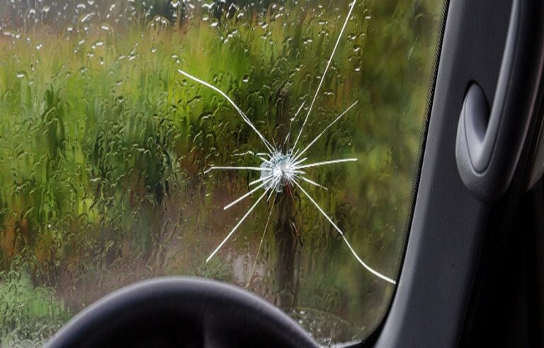 How to repair a cracked windshield? | Automotorzone.com